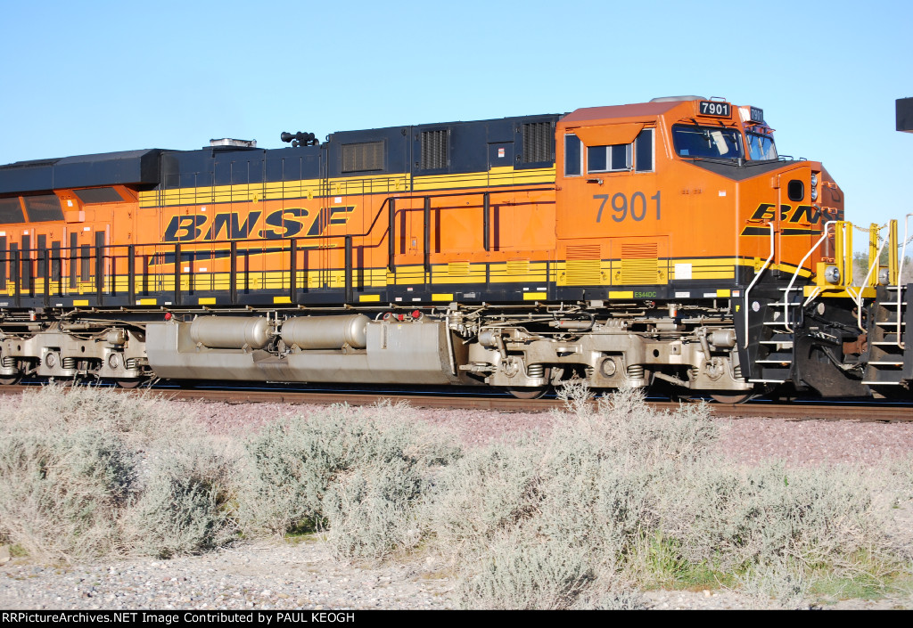 bnsf 7901 passes me by as she heads eastbound as a # 4 unit on a eastbound Z.
